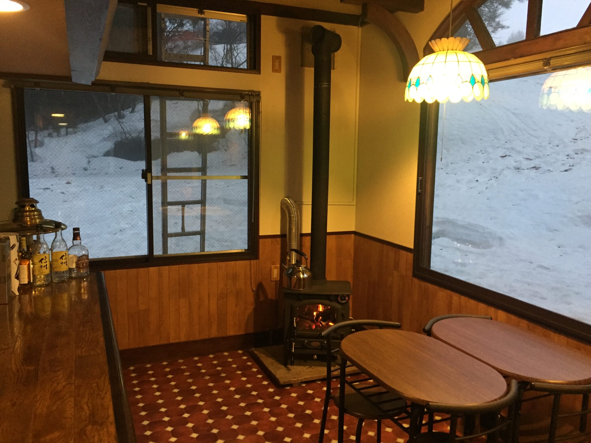 赤い扉 ロッジ／Red Gate Lodge 宿周辺で本格派BBQ可。冬はゲレンデ直結、レストラン併設しています。 – めぐる木島平【公式 ...