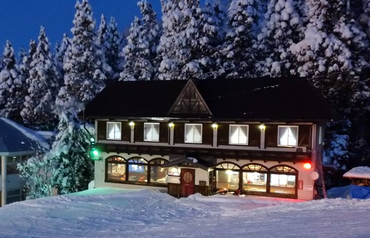 【赤い扉 ロッジ／Red Gate Lodge】キャンプ場併設 冬はゲレンデ直結でスキーを楽しめます – めぐる木島平【公式】木島平村観光振興局